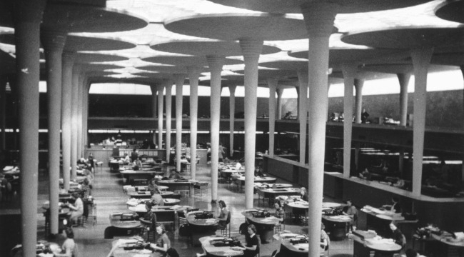 A Behind-The-Scenes Look At The Making Of Tim Burton's 'Beetlejuice'