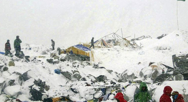 Images And Video Emerge After The Deadly Avalanche At Mount Everest ...