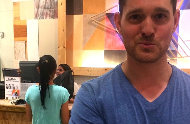 Michael Buble Does Not Know How To Eat Corn On The Cob