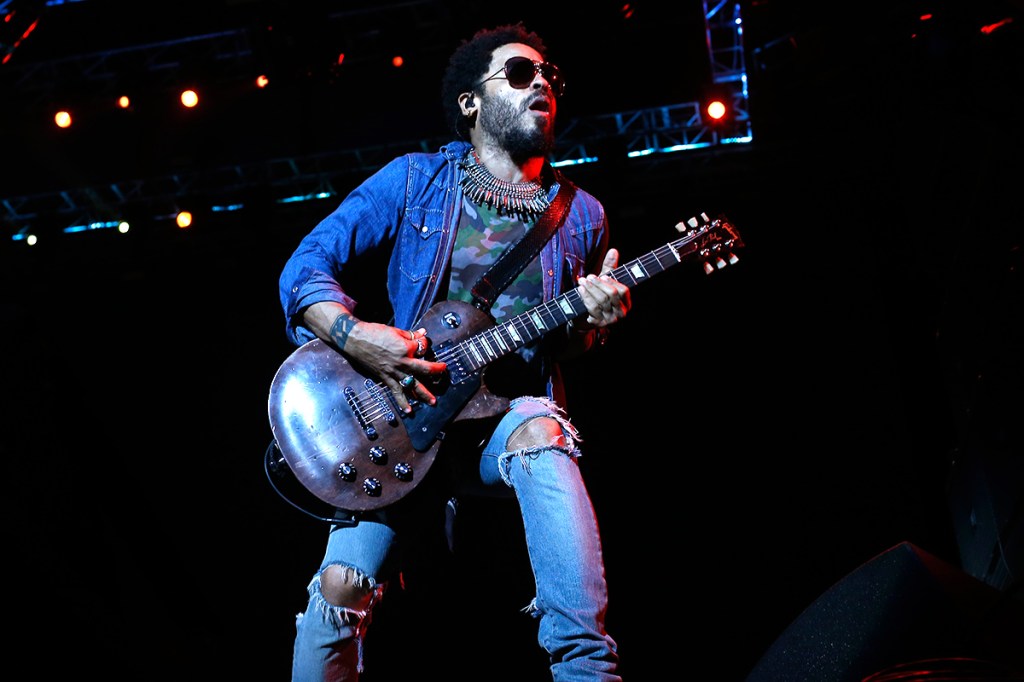 Lenny Kravitz hilariously responds to wardrobe malfunction on Twitter