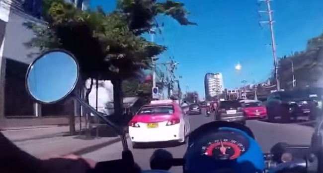 [VIDEO] Meteor Exploding Over Bangkok Caught By Dashcam