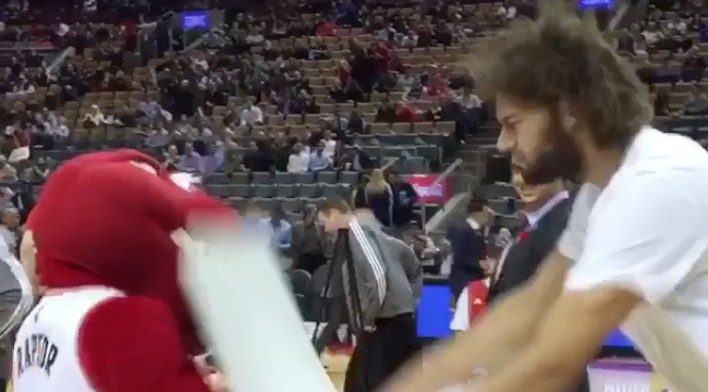 Of Course Robin Lopez Attacked The Toronto Raptor At Tuesday's Game