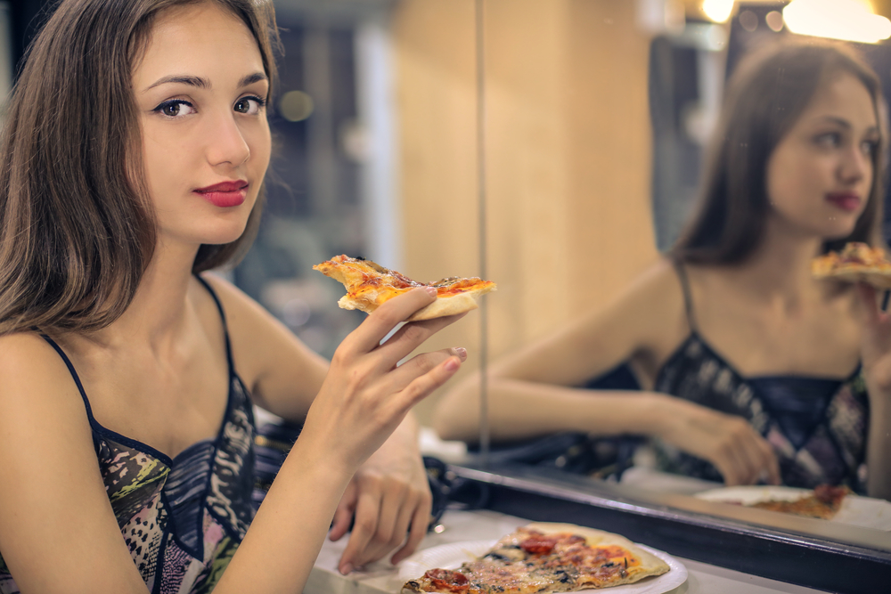 Eating In Front Of A Mirror Might Be The Best Way To Get In Shape
