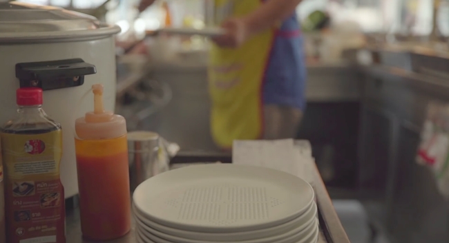 This Grease-Absorbing Plate Helps You Cut Calories And Not Flavor