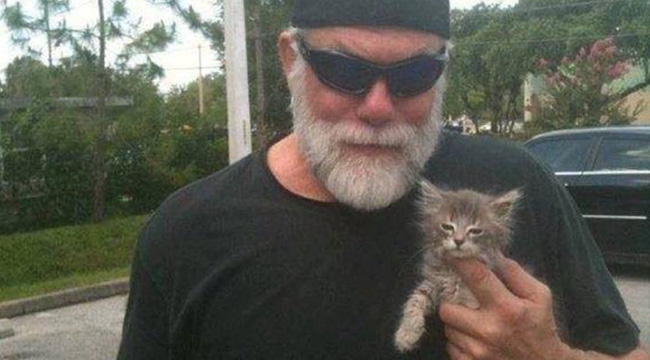 Macho Man Rescuing A One-Armed Kitten Will Make You Love Him Even More