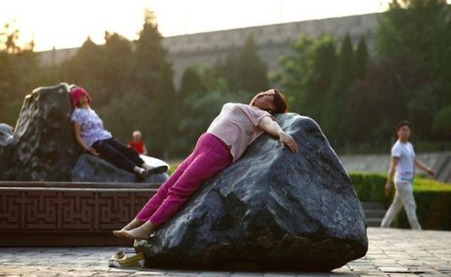 Women In China Are Sprawling Out On Hot Rocks To Cure Illnesses