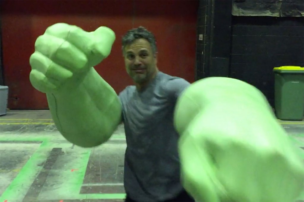 Mark Ruffalo dons giant Hulk hands on ‘Thor: Ragnarok’ set and steals ...