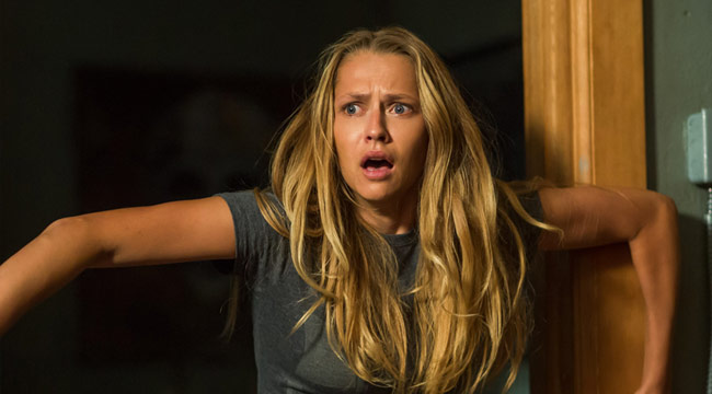 'Lights Out' Review: Are You Afraid Of The Dark?