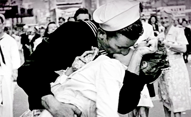 The Nurse Featured In The Iconic WWII Times Square Kiss Photo Has Died