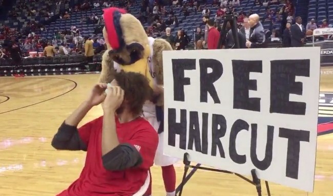Bulls Robin Lopez Got A Haircut From Pierre The Pelican