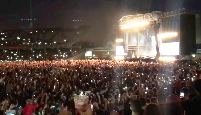 First Manchester Concert Has Fans Sing 'Don't Look Back In Anger'