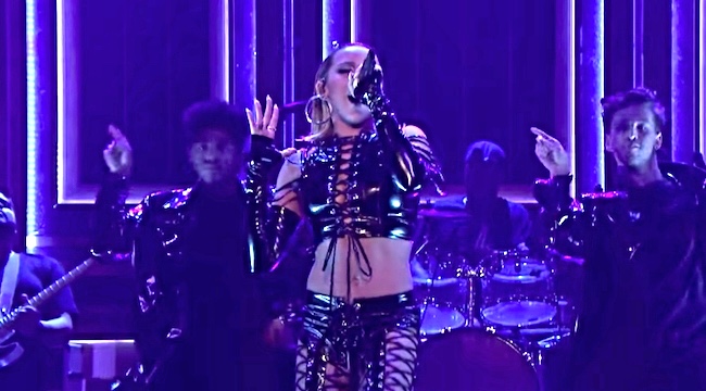 Tinashe's 'No Drama' Late Night Performance With Offset Will Wow You