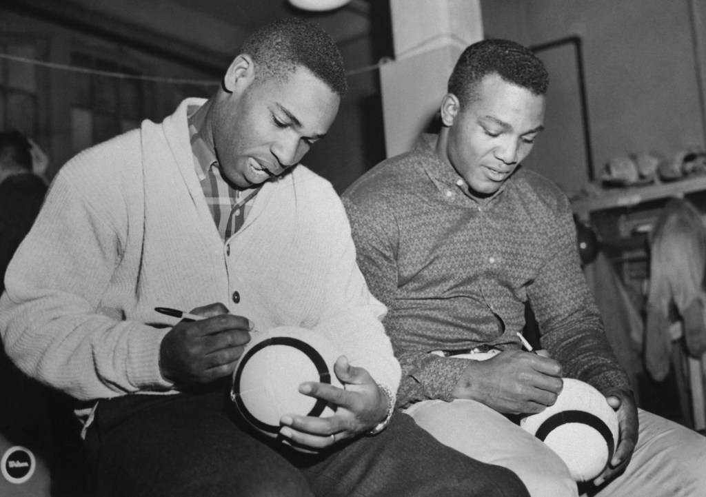 NFL Hall of Famer And Civil Rights Activist Bobby Mitchell Dies at 84