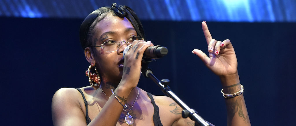 Summer Walker Covers Drake's 'Summer's Over' With Her Acoustic Guitar