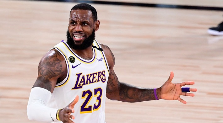 LeBron James Walked Off The Court In Frustration With 10 Seconds To Go