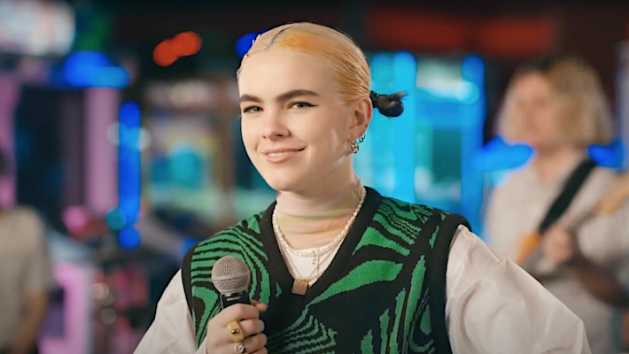 Benee Performs 'Supalonely' From A Retro Arcade On 'Seth Meyers'