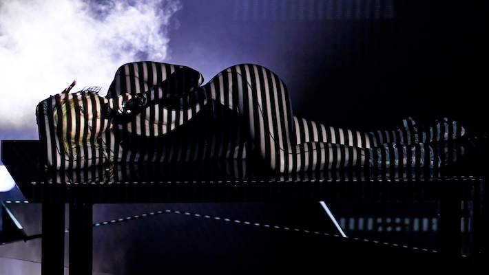 Beyonce Fans Think J. Lo Ripped Her Off At The AMAs