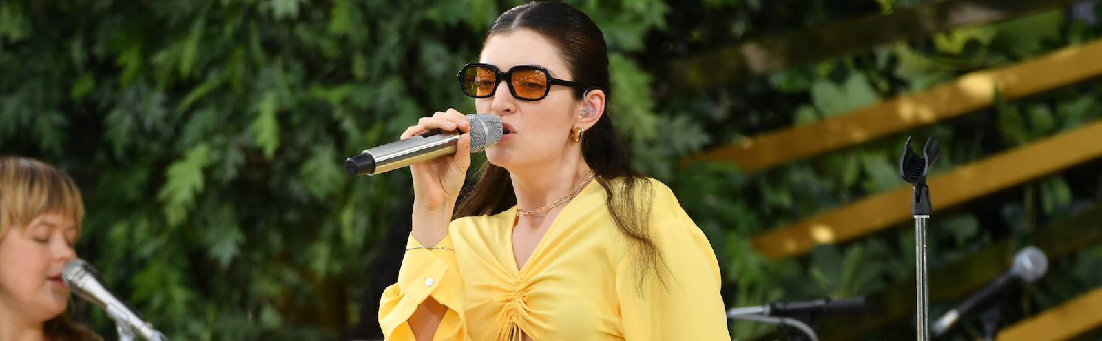 Lorde Explains Viral Video Of Her Shushing A Crowd