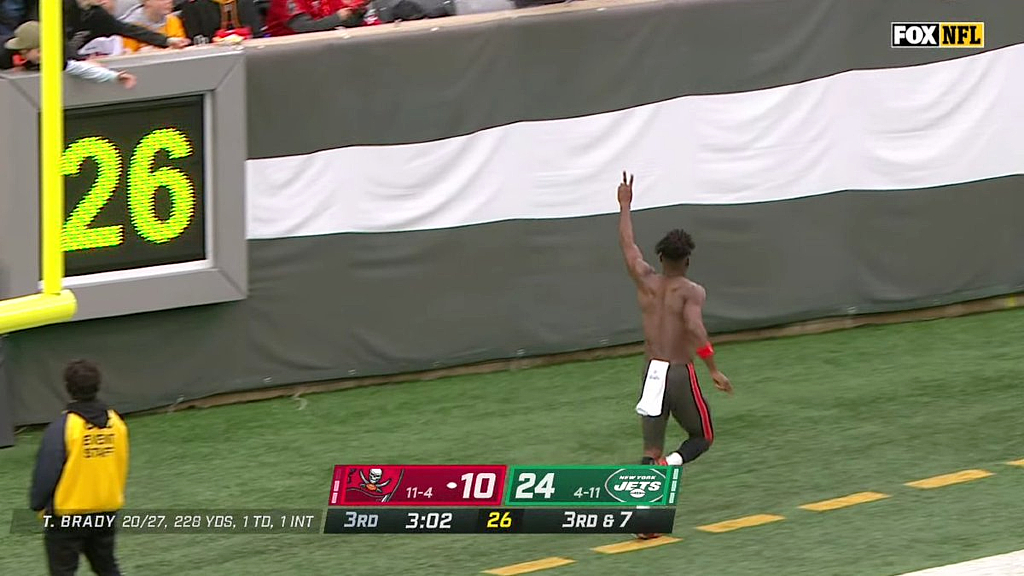 Antonio Brown Appeared To Quit In The Middle Of A Bucs Drive