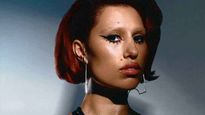 Raye Premieres 'Hard Out Here,' Her Raw New Single