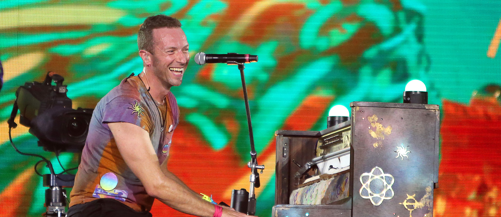 Coldplay's Chris Martin Designs A Fan's Tatto During A Show