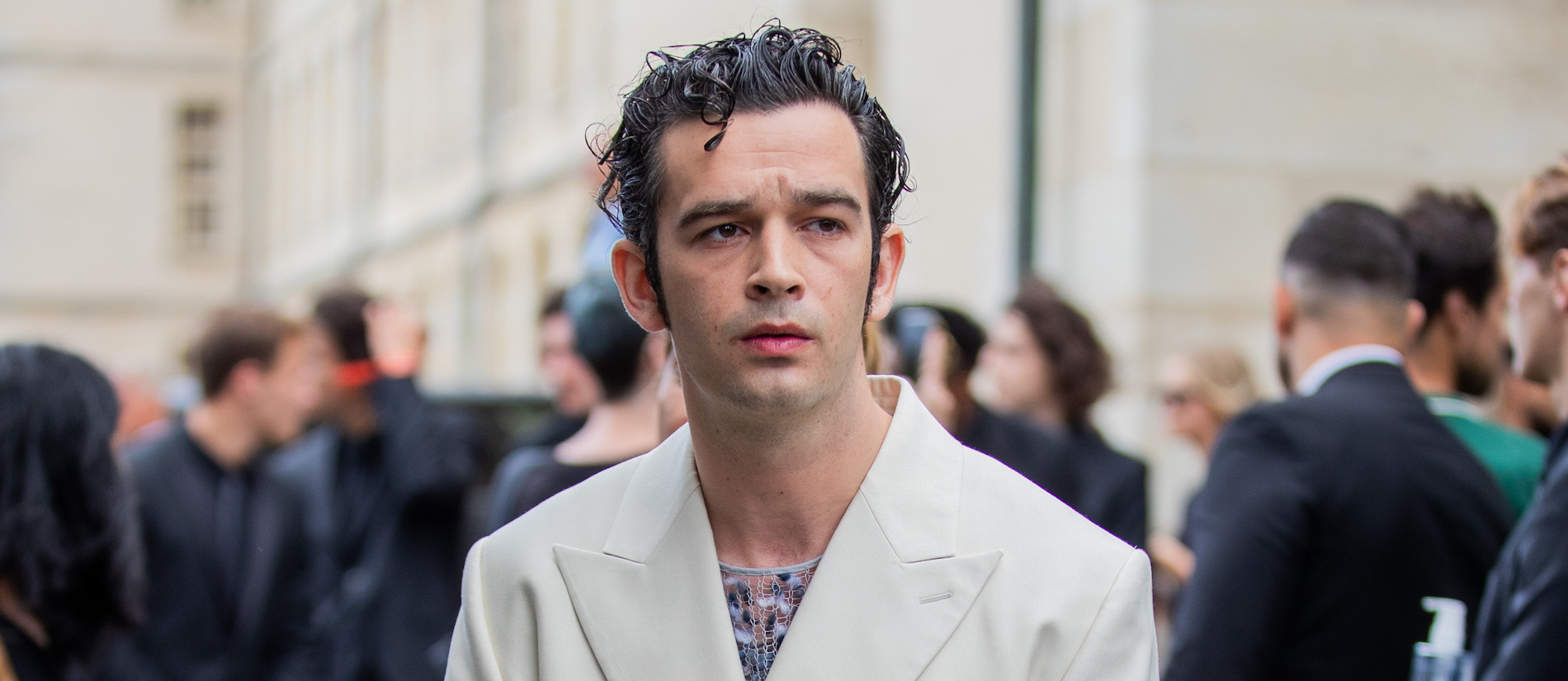The 1975's Matty Healy Is Kissing Fans On Stage Now