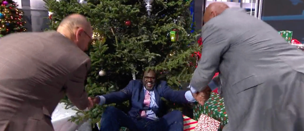 Kenny Smith Shoved Shaq Into A Christmas Tree Again