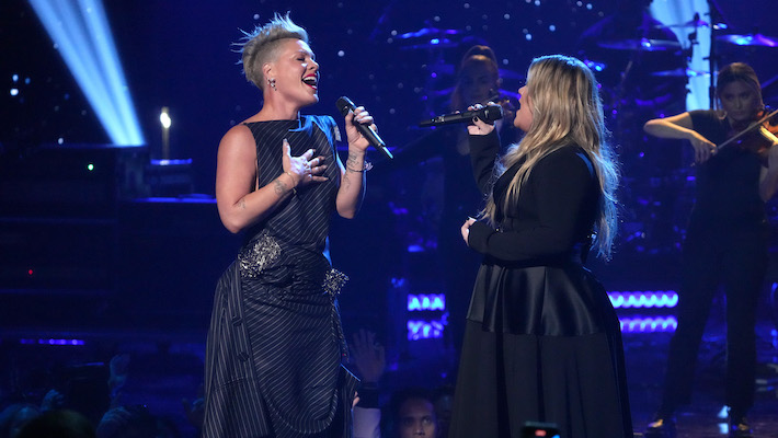 Kelly Clarkson And Pink Performed 'Just Give Me A Reason'