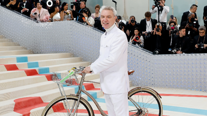 David Byrne Rides His Bike To The 2023 Met Gala Red Carpet