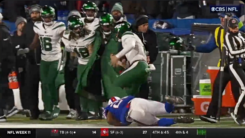 Zach Wilson Took Out Robert Saleh On A Scramble To The Sidelines