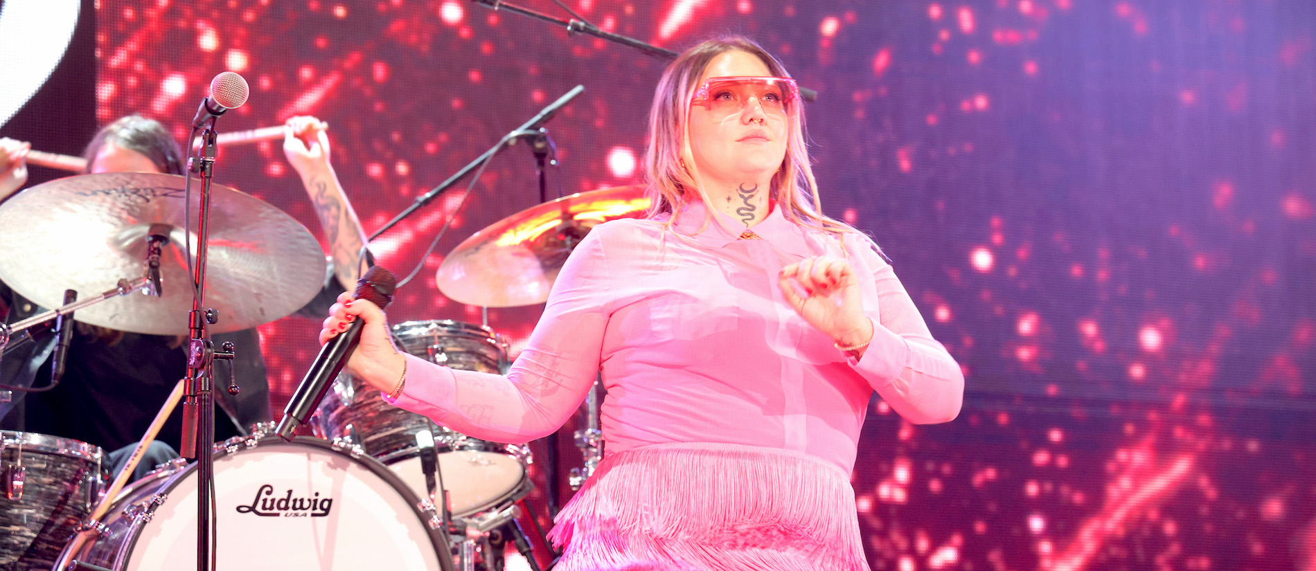 Elle King Drunk At Dolly Parton Tribute Concert: Video