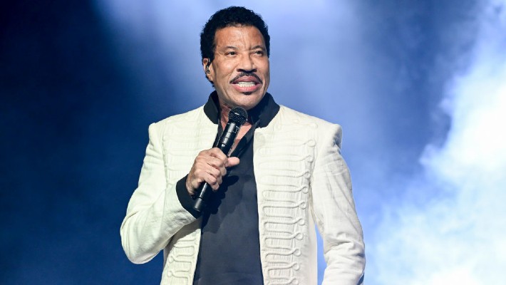What Does Lionel Richie Sing