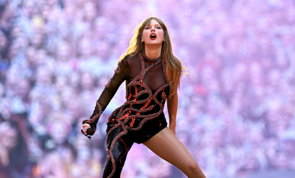 Taylor Swift Fan Arrested For Impersonating A Security Guard Taylor Swift Fan Arrested For Impersonating A Security Guard