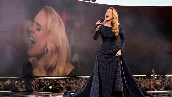 Why Doesn't Adele Perform 'Chasing Pavements'?