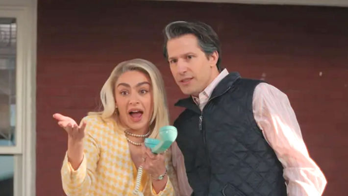 Charli XCX & Andy Samberg Perform 'SNL' Song 'Here I Go'